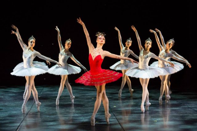 Trailer and other sneak peeks of the ballet Comet in Moominland - Moomin