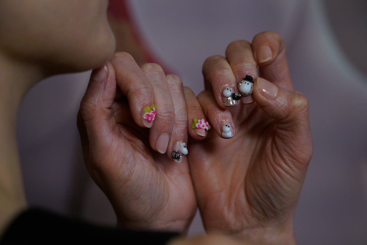 Rosamund Pike Moomin nail art at the Moominvalley premiere