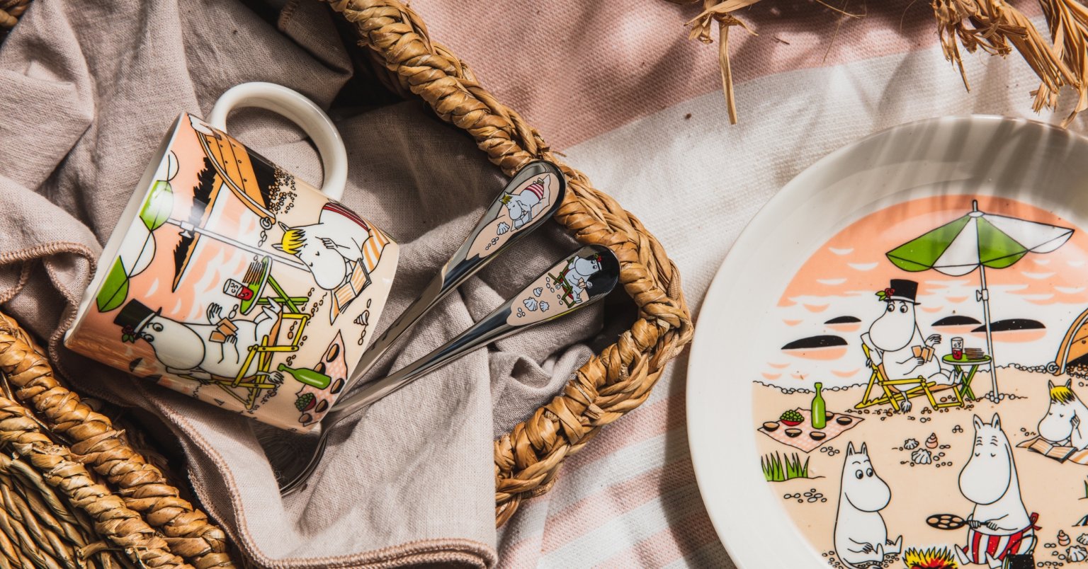 Arabia's Moomin mug for summer 2021 depicts bohemian beach life