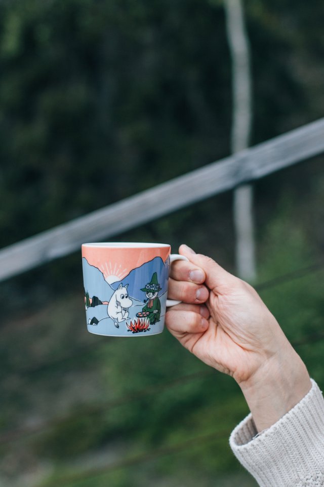 Snufkin comforts Moomintroll in Norway's special Moomin mug